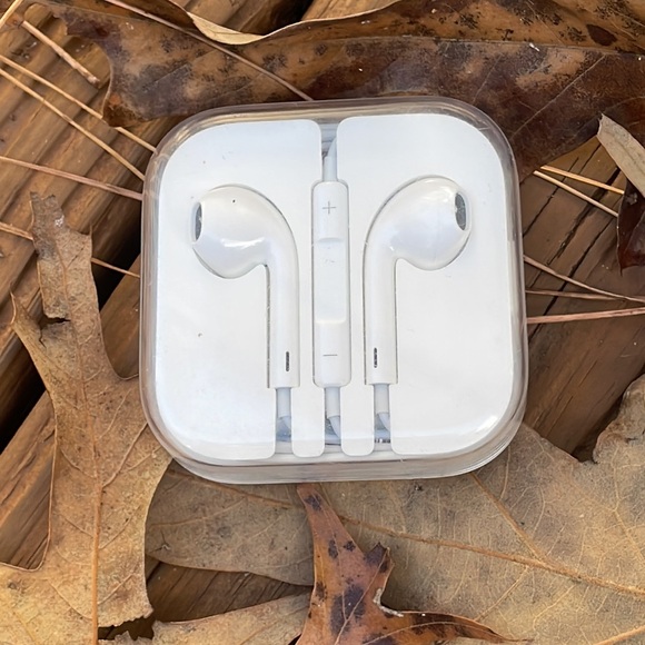 Headphones | Apple Ear Buds And Mic Wired | Poshmark